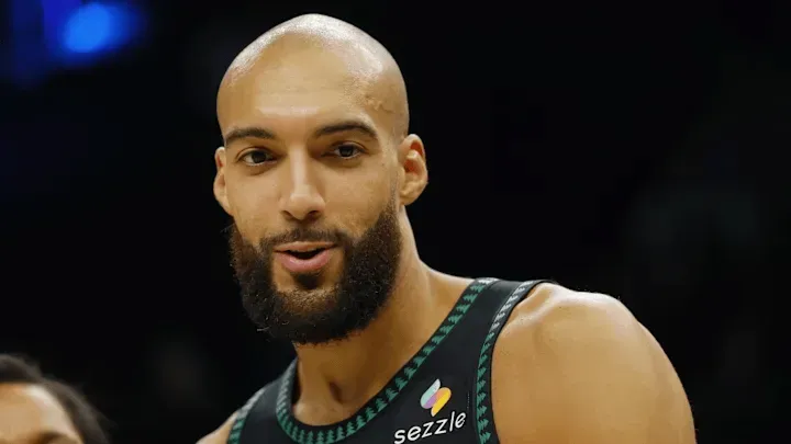 虎扑01月13日讯 NBA官方今日宣布，森林狼中锋鲁迪-戈贝尔因为累计6次恶意犯规被禁赛一场。